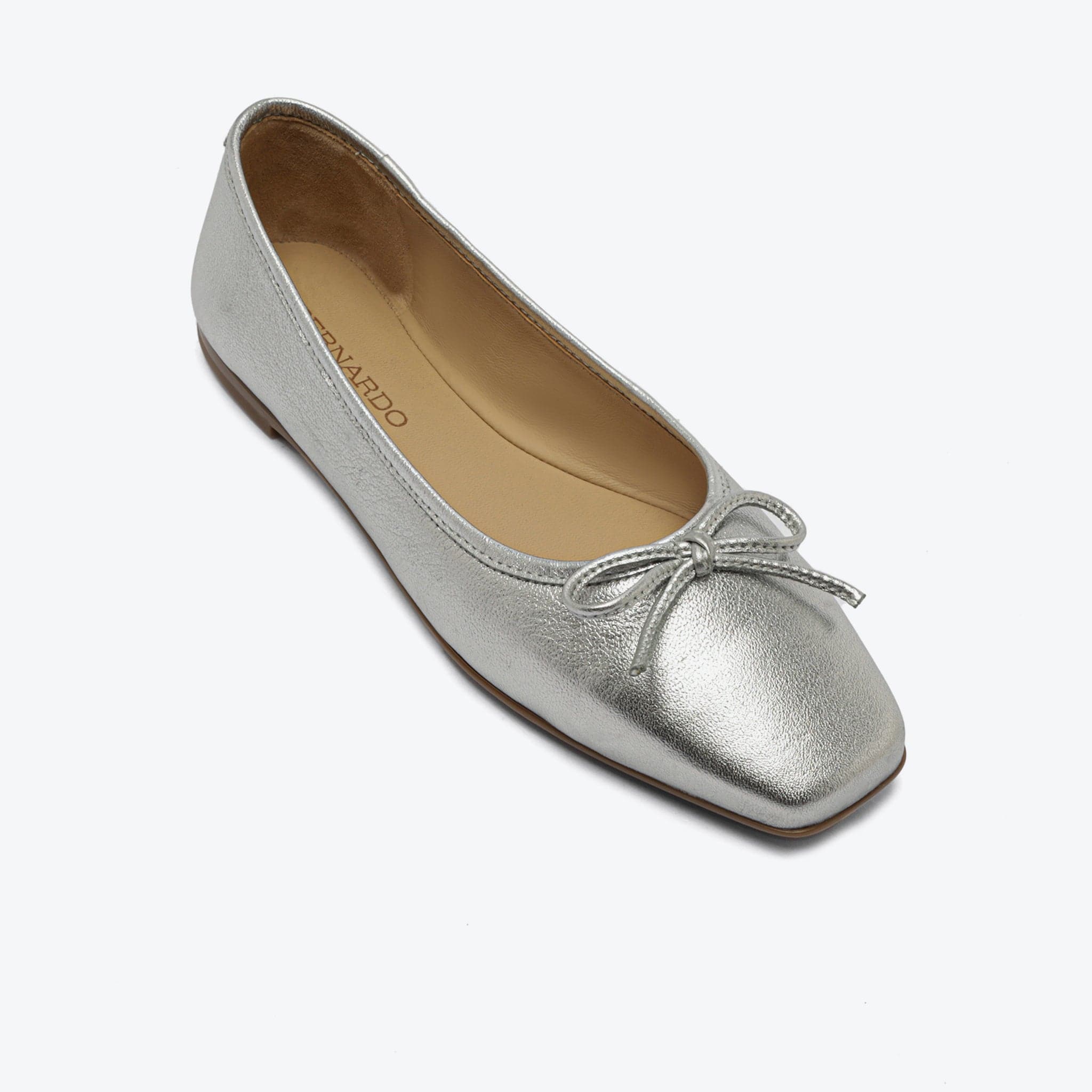 (取寄) ベルナルド レディース グウィン Bernardo women Bernardo Gwynn Silver Tumbled Leather Gwynn Ballet Flat – Silver | Modern Shine Meets Everyday Ease